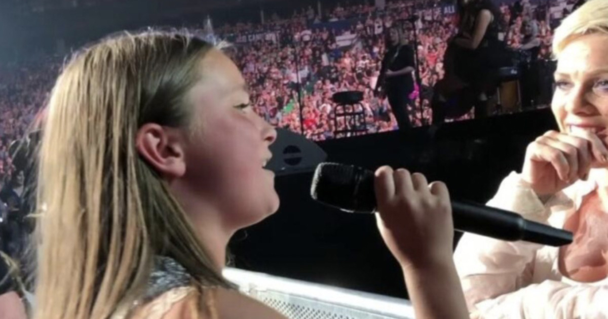 Pink donne le microphone à une fille de 12 ans, qui étonne ensuite le public avec sa voix ...