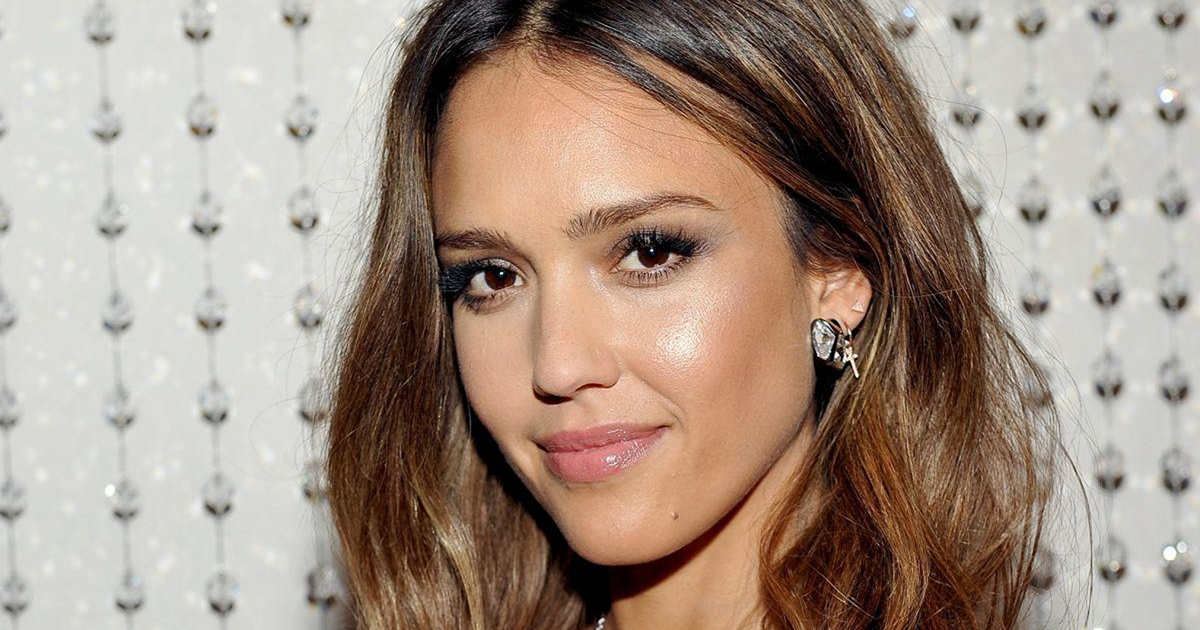 Ventre et cellulite : Jessica Alba a été photographiée sur la plage - à ...